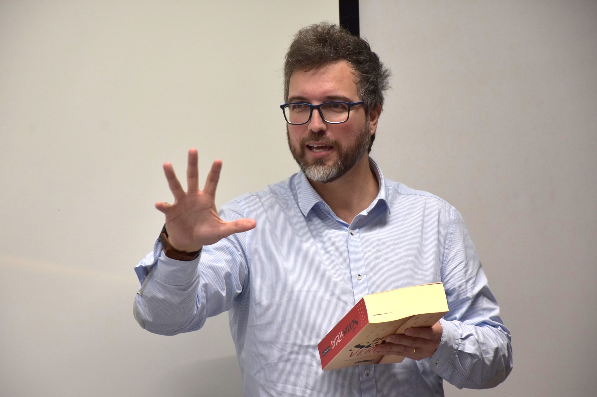 Escritor Pedro Chagas Freitas na Feira do Livro de Mortágua - Jornal de ...
